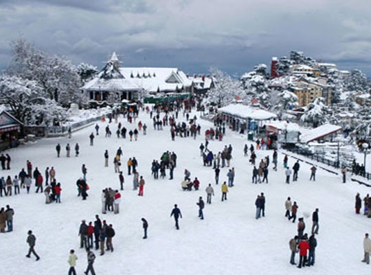 Tourists Flock to Shimla for Ice-Skating - Indiatimes.com