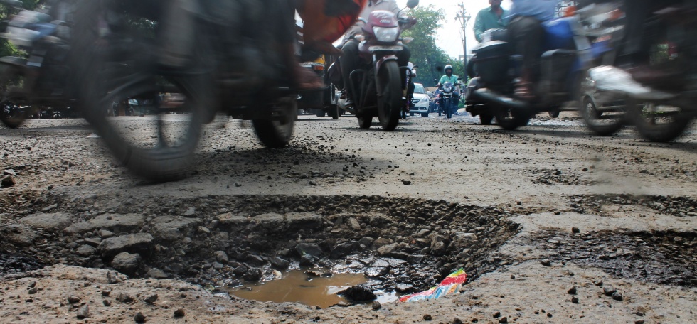 3,416 People Died In India Because Of Potholes Last Year, 10,000 Died ...