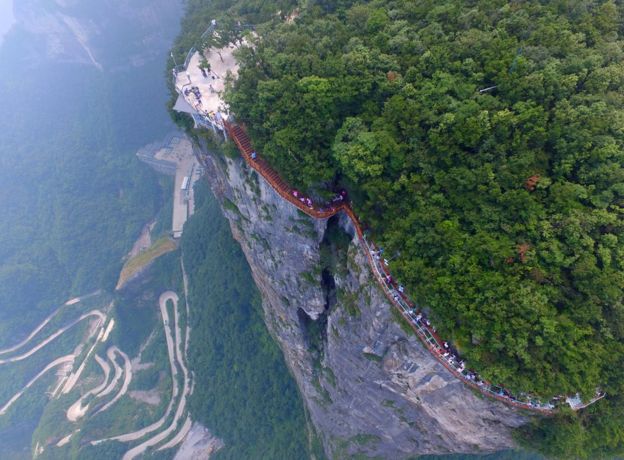 Introducing China's 'Coiling Dragon Cliff' - The Latest Glass Walkway ...