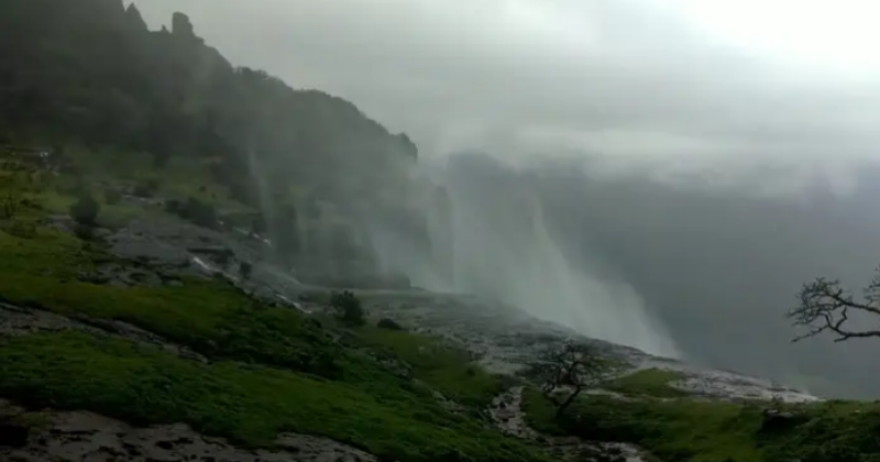 reverse-waterfall-this-reverse-waterfall-in-maharashtra-seems-to-be