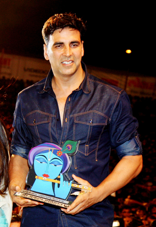 SPOTTED: Akshay, Hrithik, Esha, Emraan, Veena! - Indiatimes.com